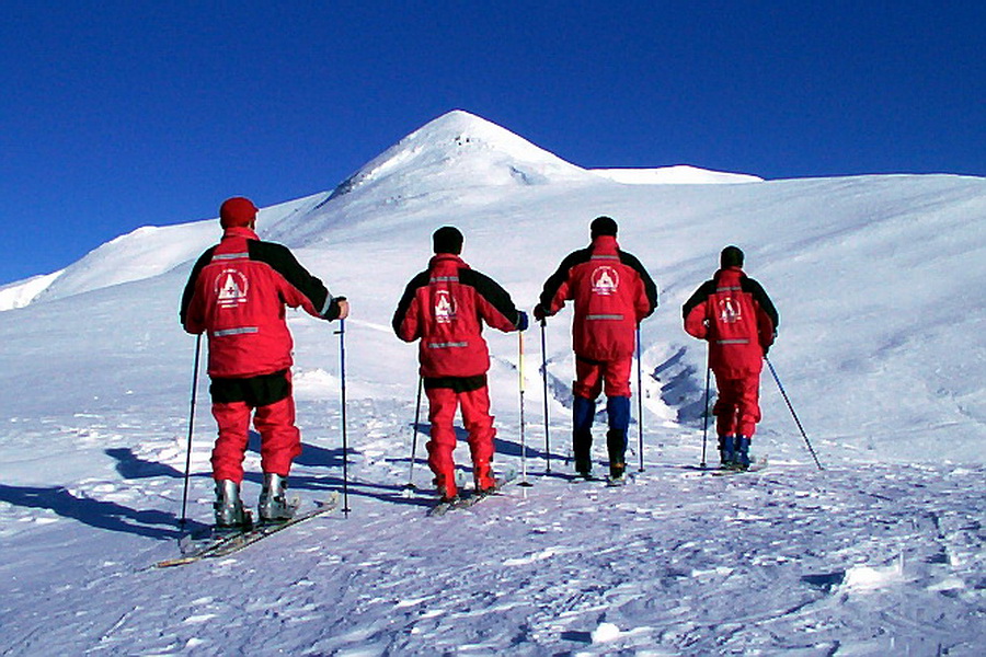 Salvamontul a reușit să ridice din prăpastie trupul alpinistei căzute ...